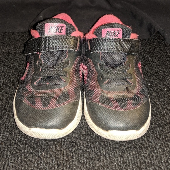 Nike | Shoes | Girls Nike Size 8 Sneakers | Poshmark